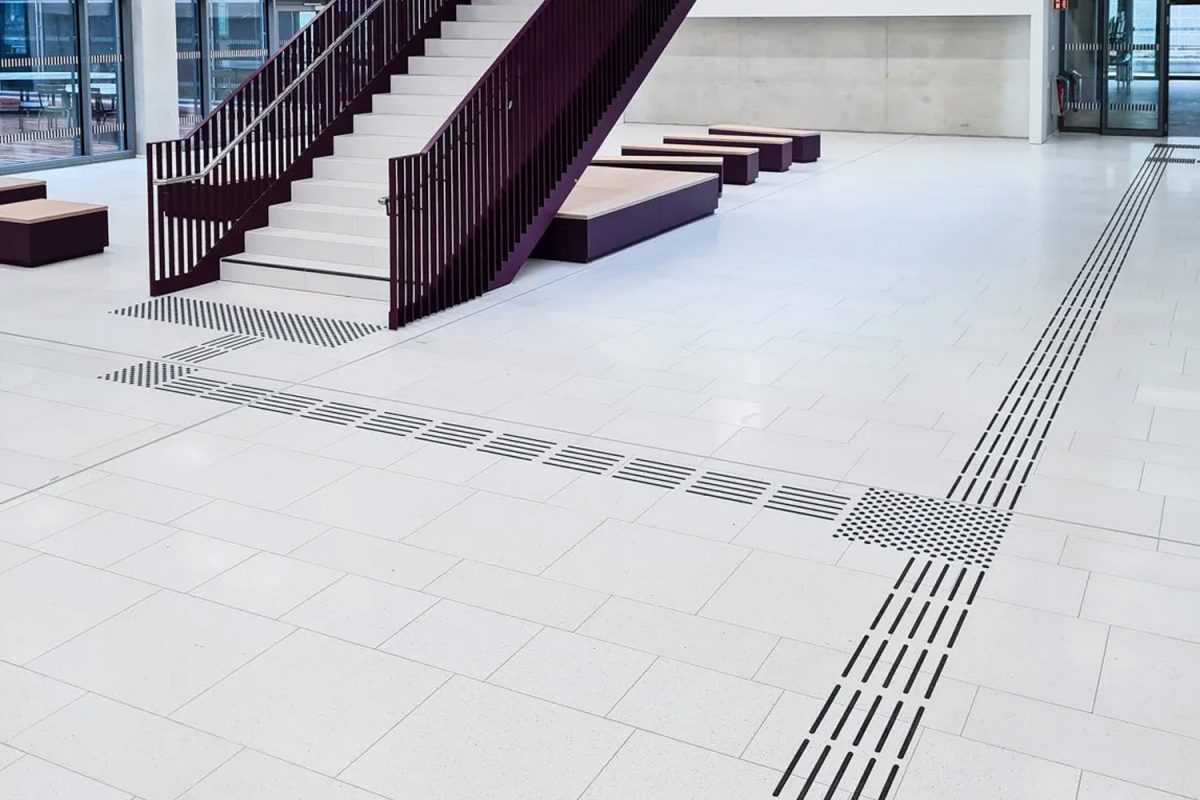 Barrierefreie Wegeleitung | Schilderwerk Beutha