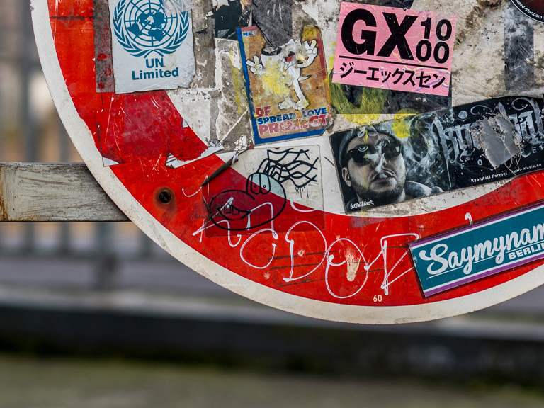 Sticker-Vandalismus – Wie Verkehrsschilder geschützt werden können